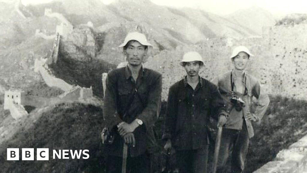 The first men to walk the Great Wall of China - BBC News