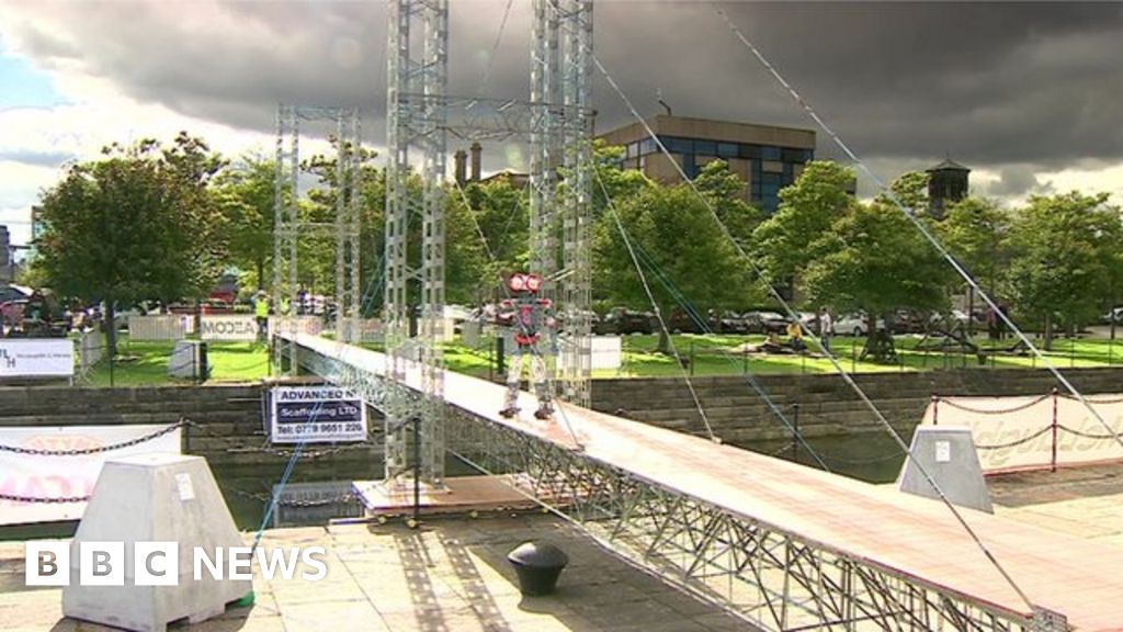 Belfast students in Meccano bridge world record attempt - BBC News
