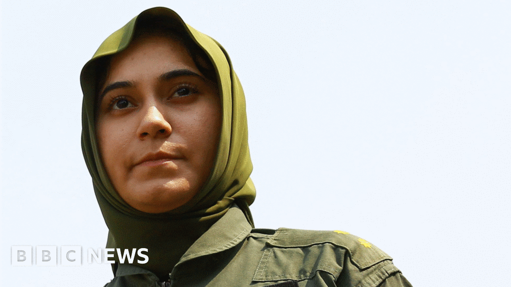 Marium Mukhtiar, Pakistani female fighter pilot, dies in crash - BBC News