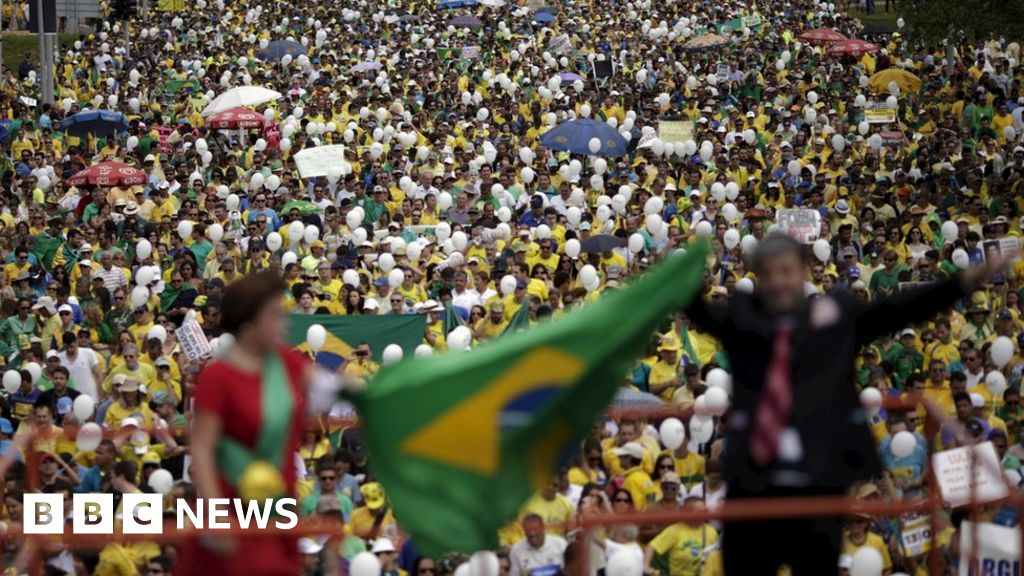 Brazil protesters call for President Rousseff to resign - BBC News