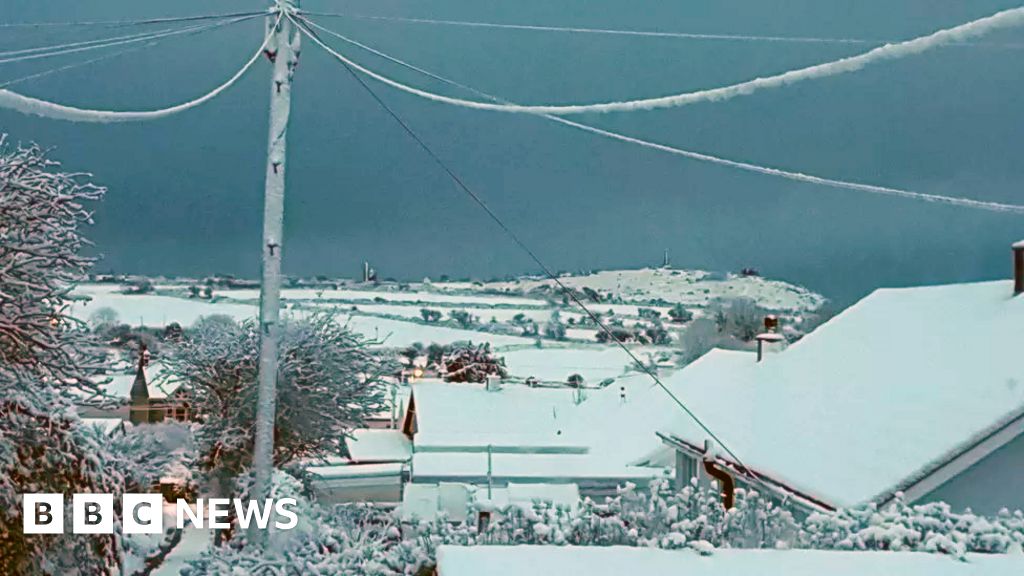 Cornwall snow: Schools shut and roads blocked - BBC News