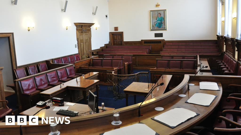 Guernsey States committees asked to make 2.5% and 3% savings - BBC News