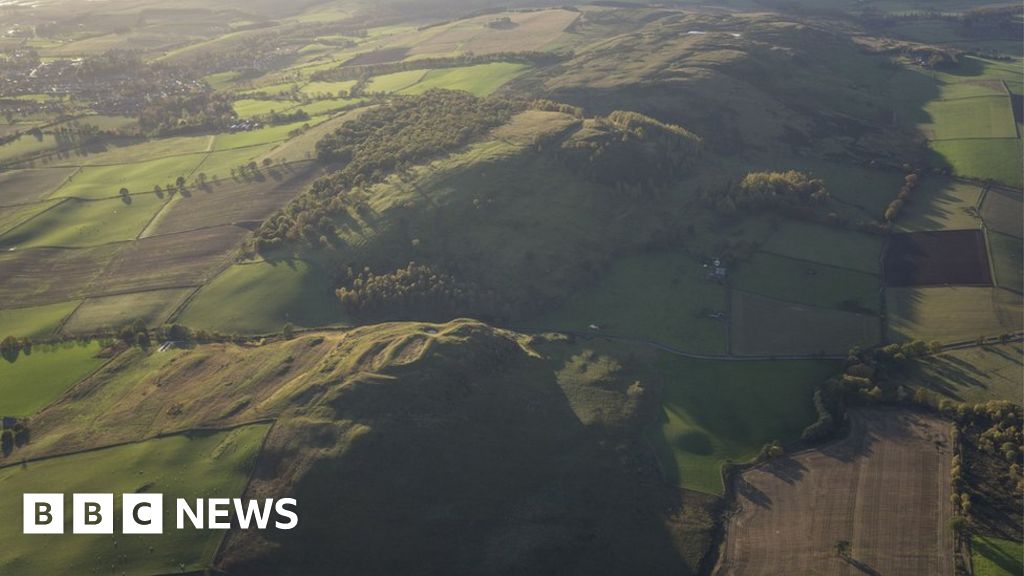 Experts map ancient hill forts of UK and Ireland - BBC News