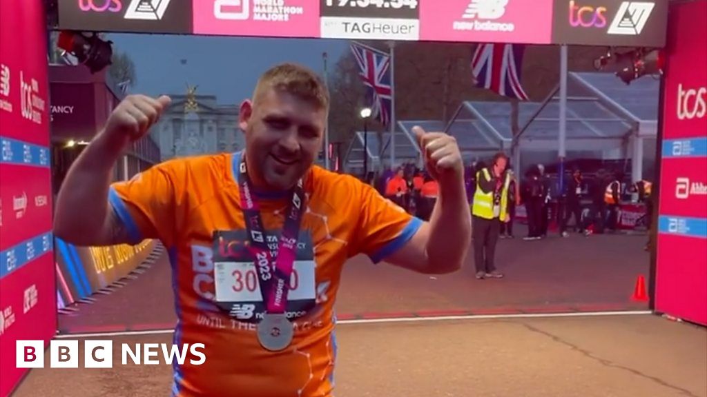 London Marathon: Video shows final finisher cross line - BBC News