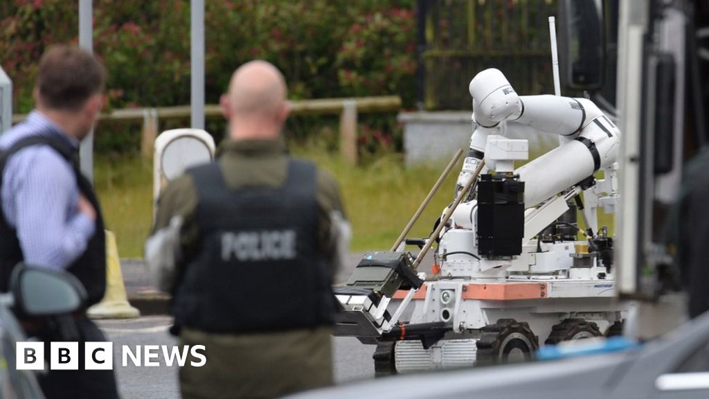 Dunmurry alert: Bomb discovered in alleyway - BBC News