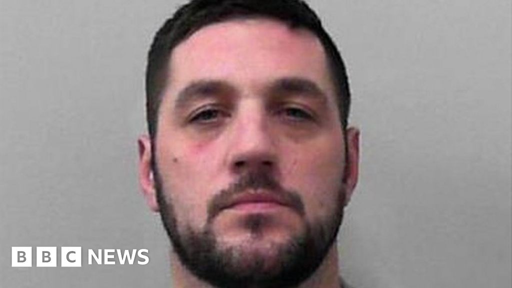 Escaped prisoner Phillip Barrett hands himself in - BBC News