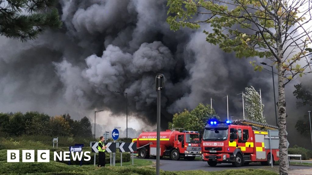 Huge fire engulfs B&M store in York retail park - BBC News