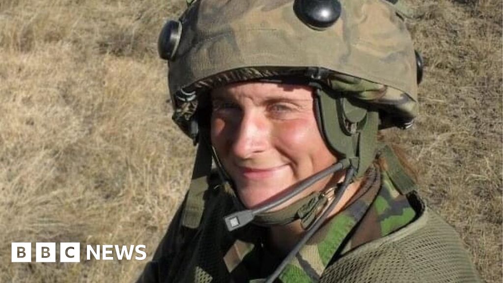 Ukraine: Army veteran takes medical supplies to Poland border - BBC News