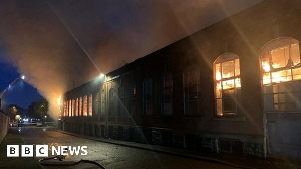 Oldham fire: Crews tackle large blaze at building - BBC News