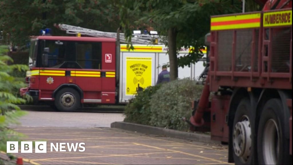 Humberside Fire service reduces number of fire engine - BBC News