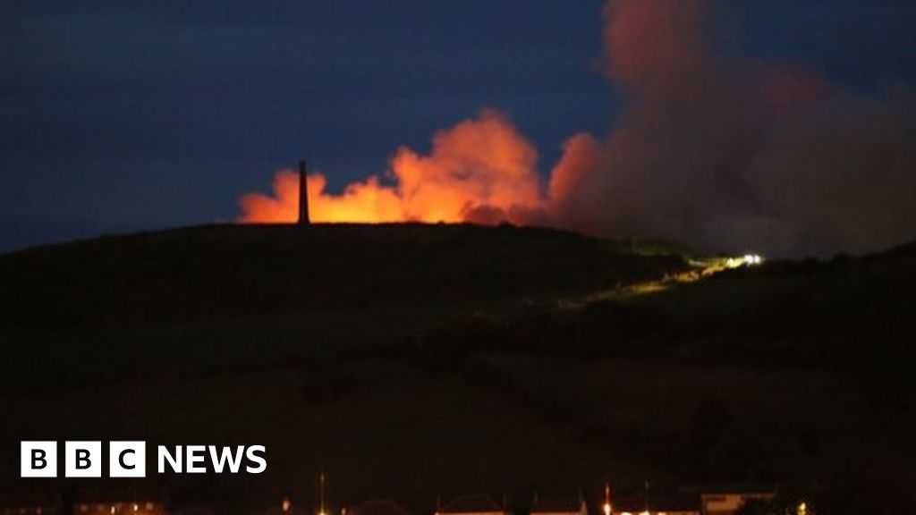 Hillside fire at Pen Dinas, Aberystwyth - BBC News
