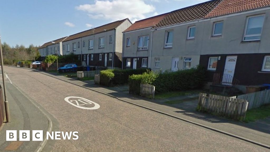 Man injured in attack by gang in Livingston - BBC News