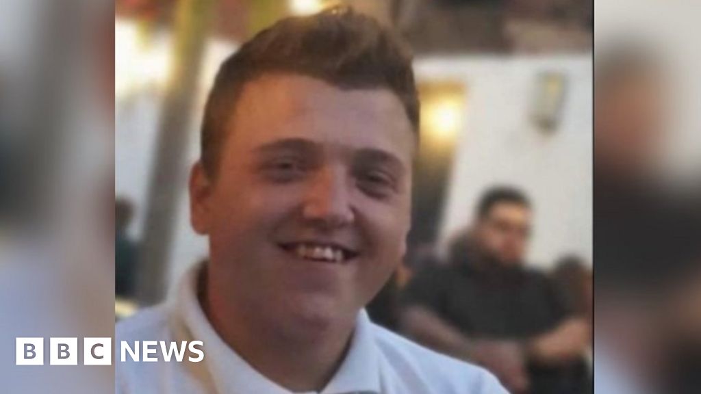 Tributes paid to two men killed in Leek car crash - BBC News