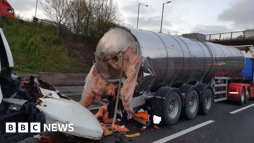 M6 crash: Fertilizer spread on motorway in tanker smash - BBC News