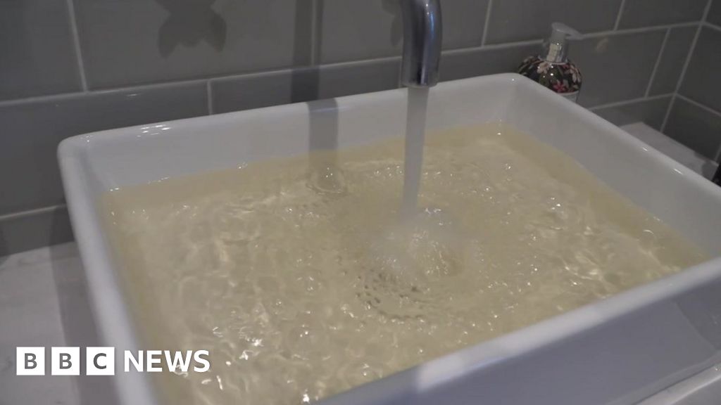Thousands of south London homes report 'dirty yellow tap water' - BBC News