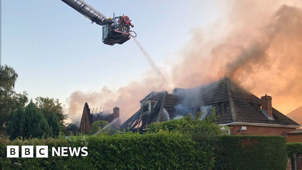 Christchurch house fire: Residents allowed home - BBC News