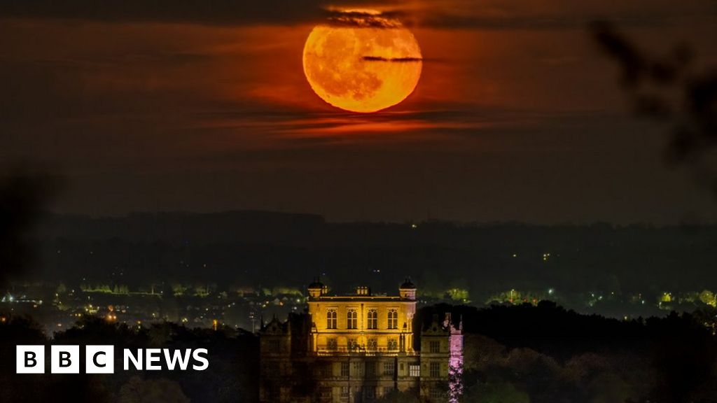 Wollaton: Striking image of Moon over manor captured - BBC News