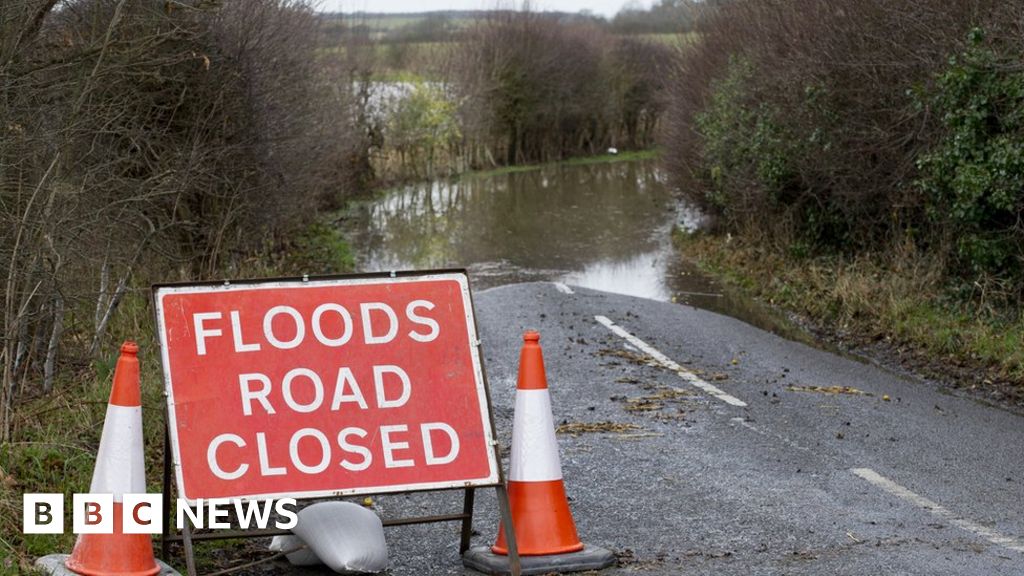 Flood alerts as rivers to remain high into weekend - BBC News