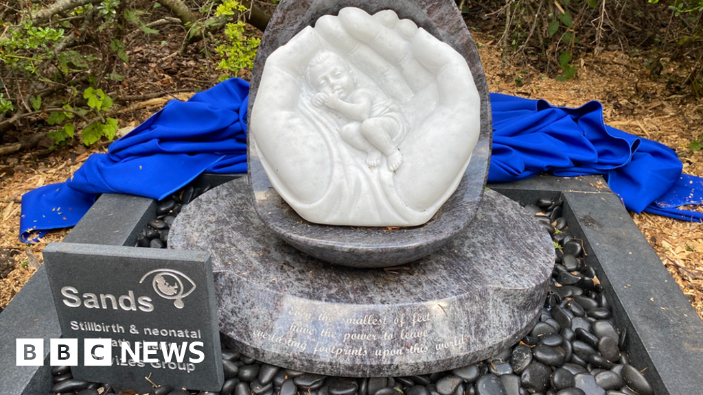 Devizes: memorial in honour of stillborn babies unveiled - BBC News