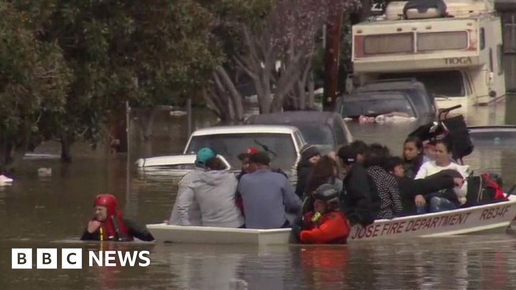 California flooding: More than 200 rescued by boat - BBC News