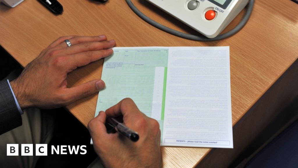 Thousands affected by Bridlington doctor's surgery closure - BBC News