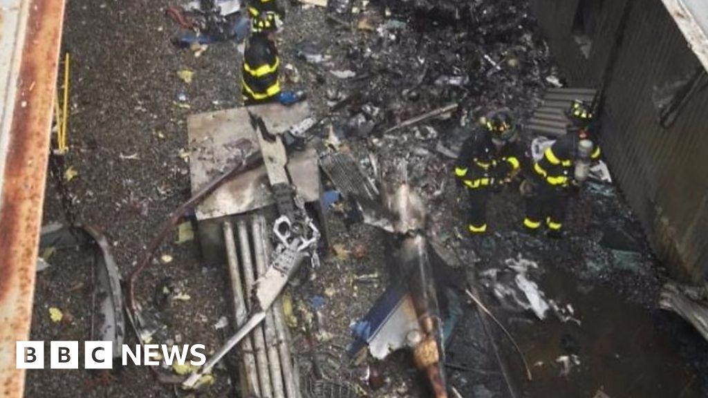 Deadly helicopter crash at Manhattan skyscraper - BBC News