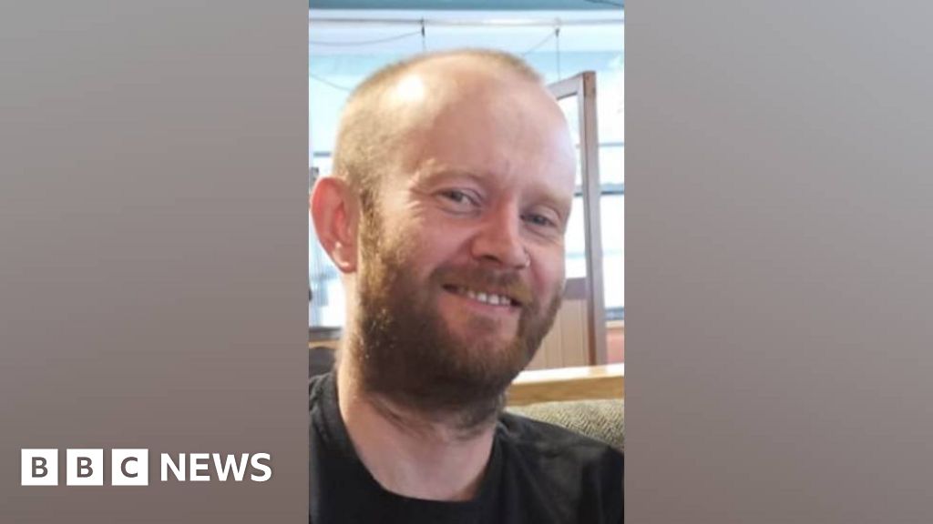 A4119 fatal crash: Tributes to devoted father-of three - BBC News