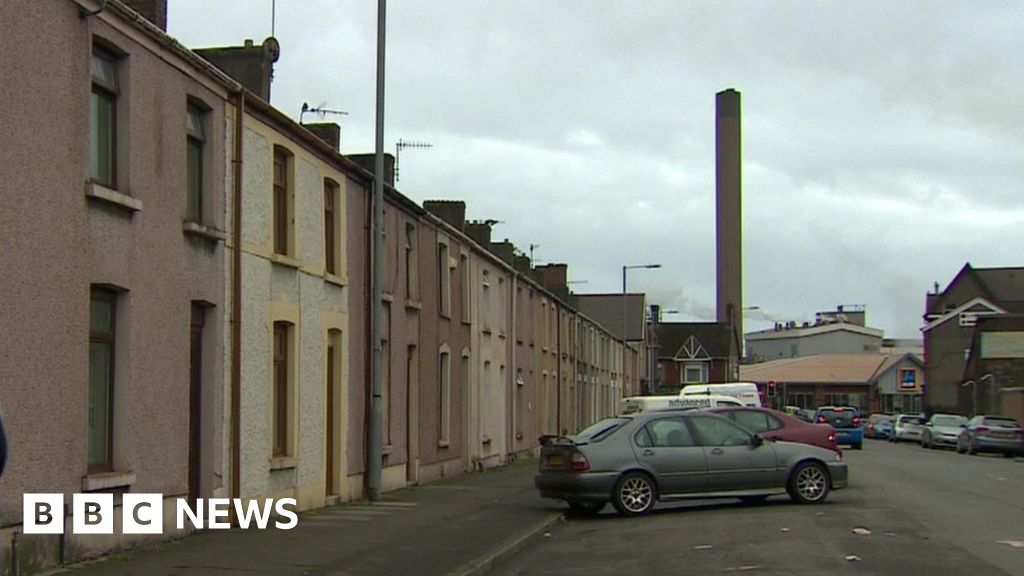 Poverty in the UK: 'Three jobs and still poor' - BBC News