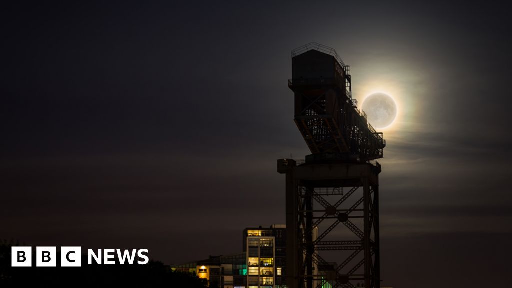 In pictures: Supermoon over Scotland - BBC News