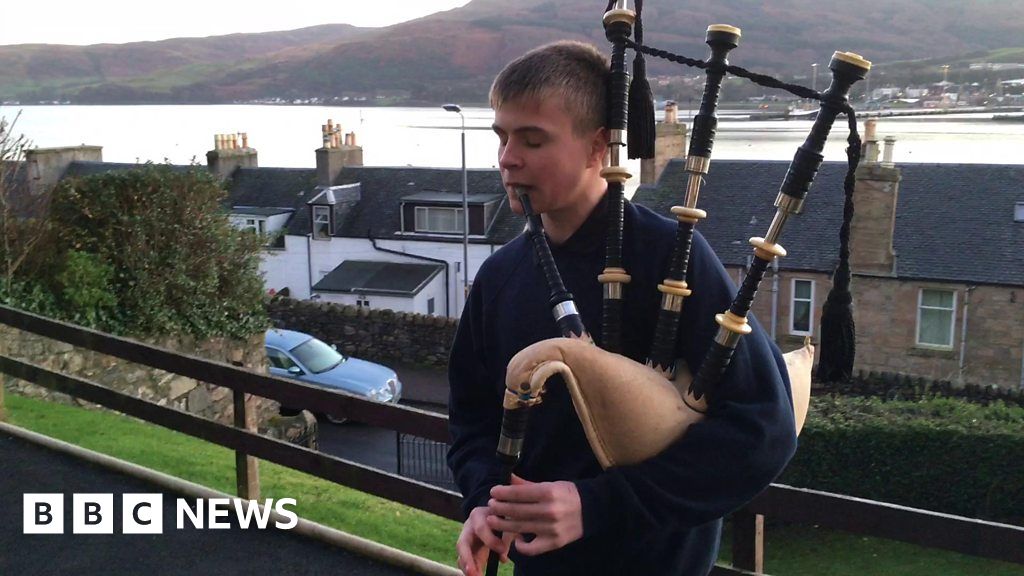 Calum McKillop plays the bagpipes - BBC News