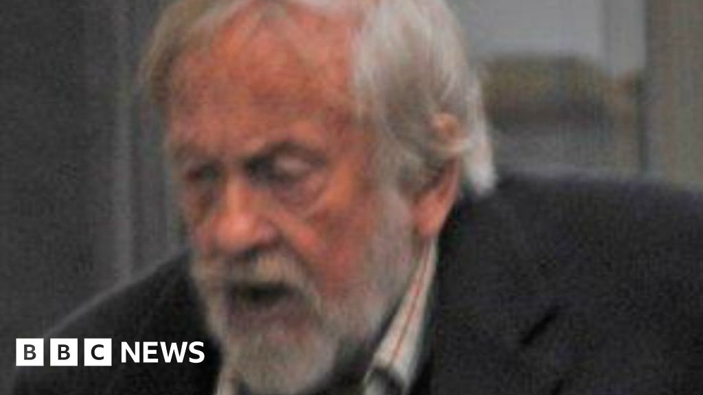 Ex-Jackanory presenter John Earle admits sexual assaults - BBC News
