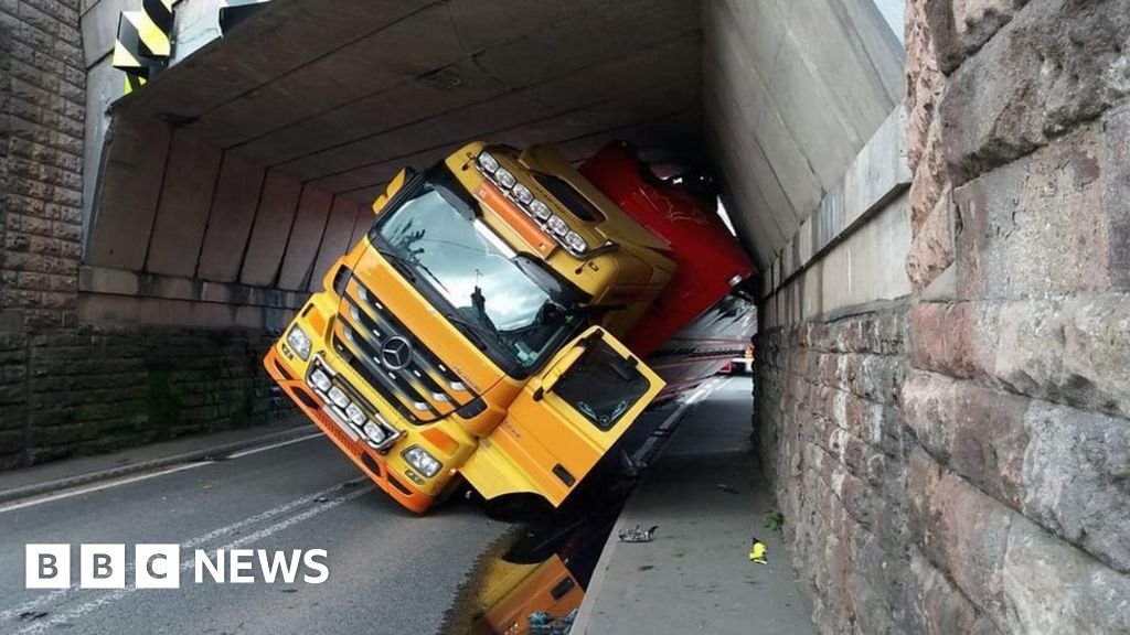 Lorry smashes into Cheshire railway bridge - BBC News