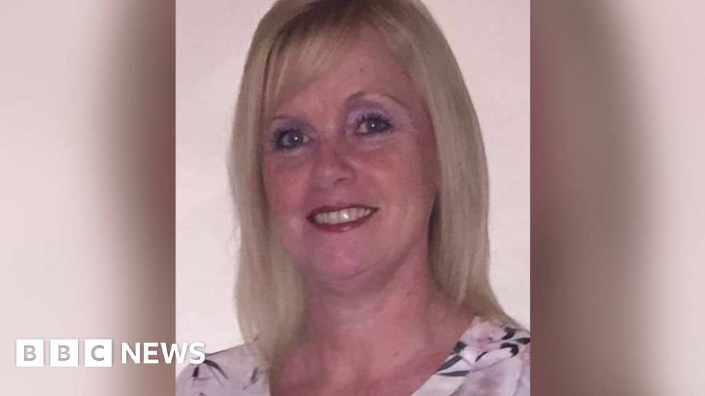 'Loving' Swansea mum-of-four killed in Pencoed M4 crash - BBC News