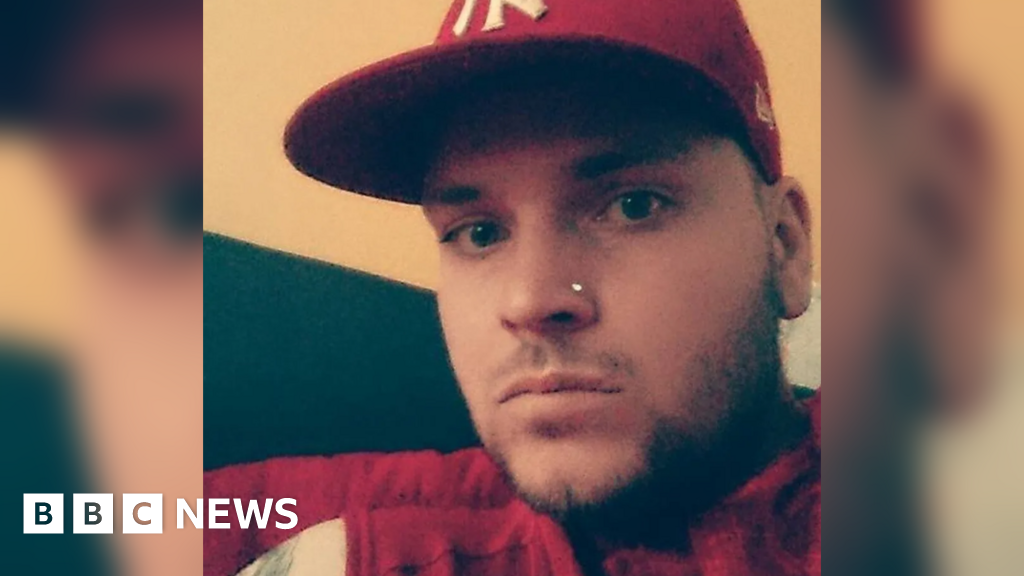 Family of Hull man Lewis Skelton wins police watchdog battle - BBC News