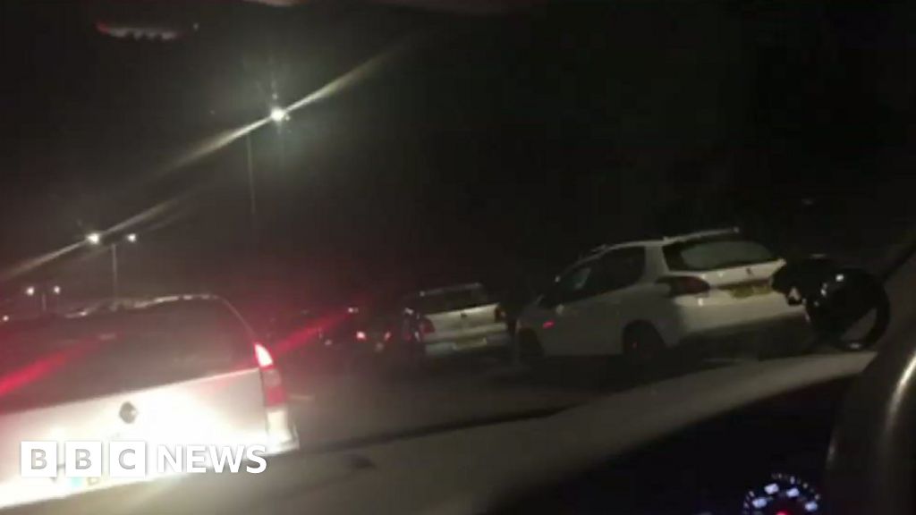 Blue Bell Hill crash: Man dies after mattress in road - BBC News