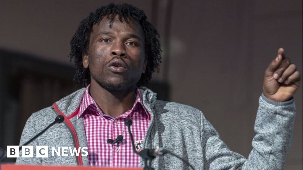 Australia refugee centre detainee wins top human rights award - BBC News