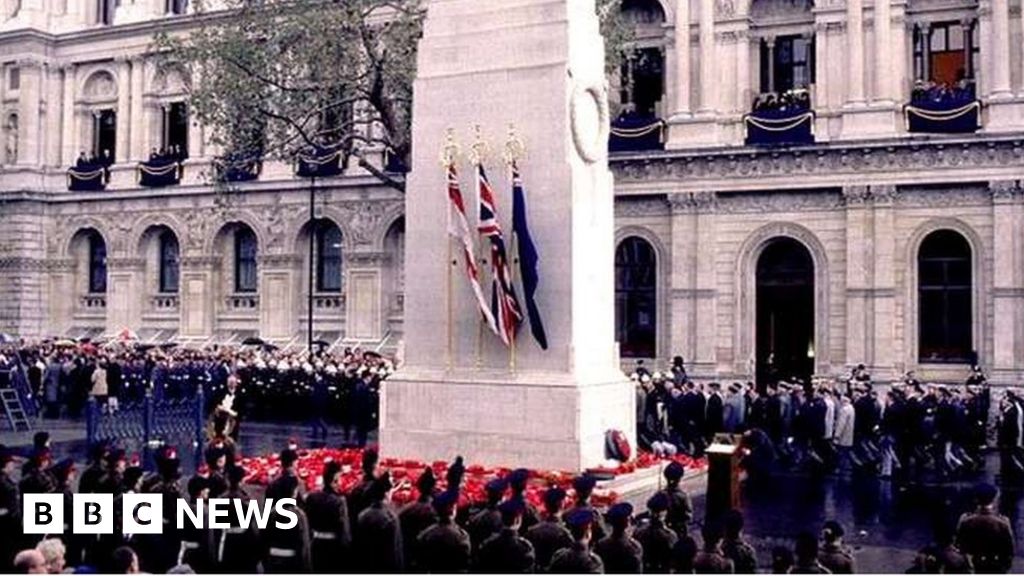 Remembrance Day: Procession of 10,000 to pay their respects - BBC News
