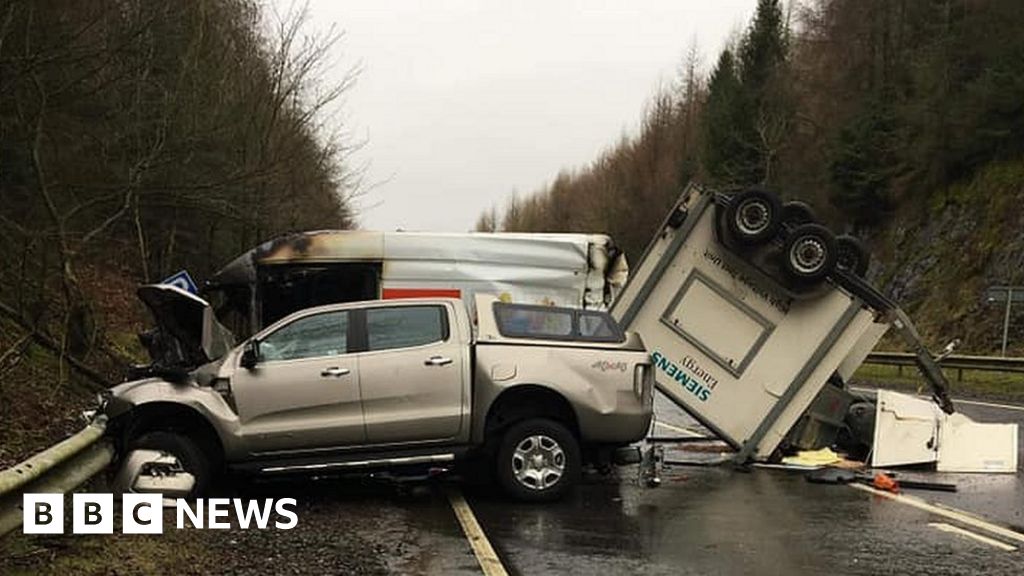 Two injured as crash closes A75 at Gatehouse of Fleet - BBC News