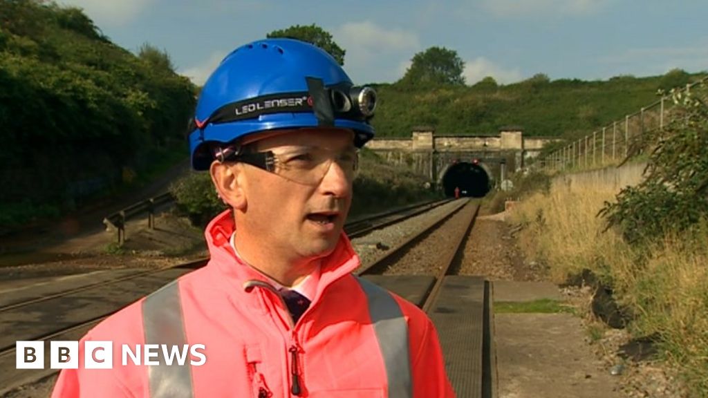 Alun Cairns defends cottage burning comments - BBC News