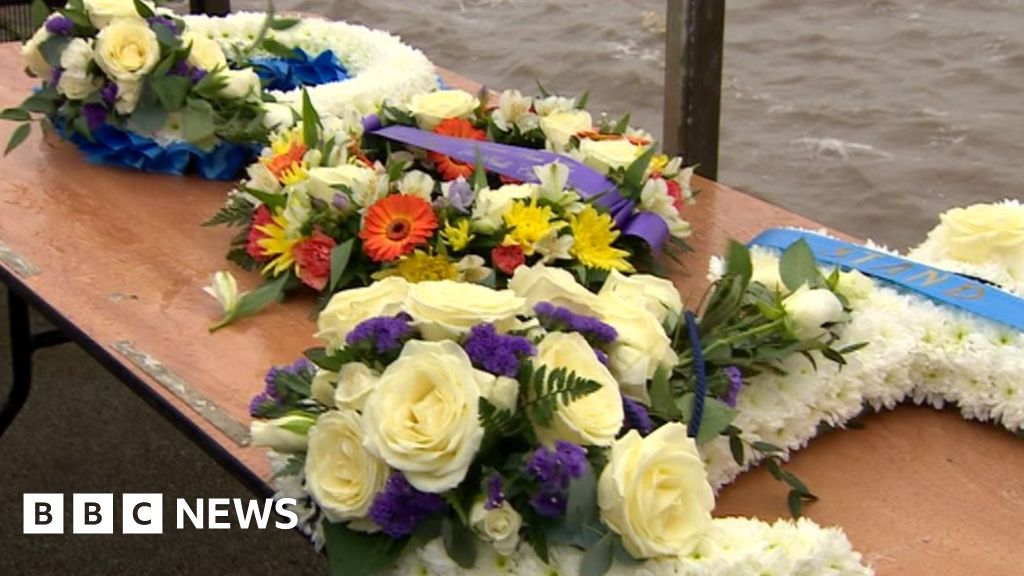 Hull trawlermen's memorial service held - BBC News