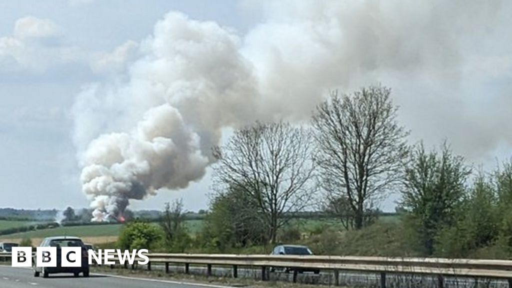M4 reopens near Newbury after blaze at industrial building - BBC News