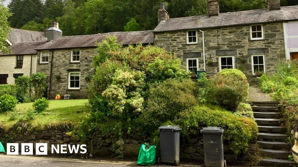 Snowdonia home buy help project has no successful applicants - BBC News