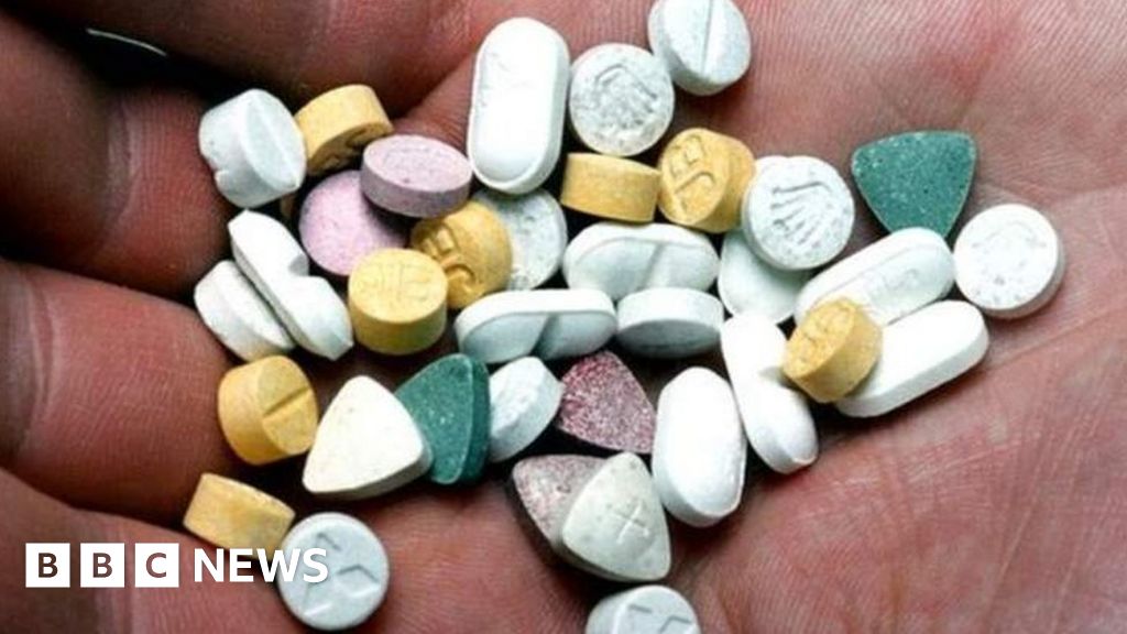 Northern Ireland drug gangs 'turn to dark web and social media' - BBC News