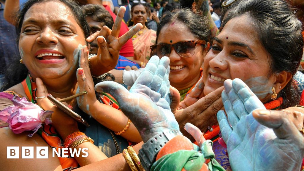 Celebrations after Prime Minister Modi wins Indian election - BBC News