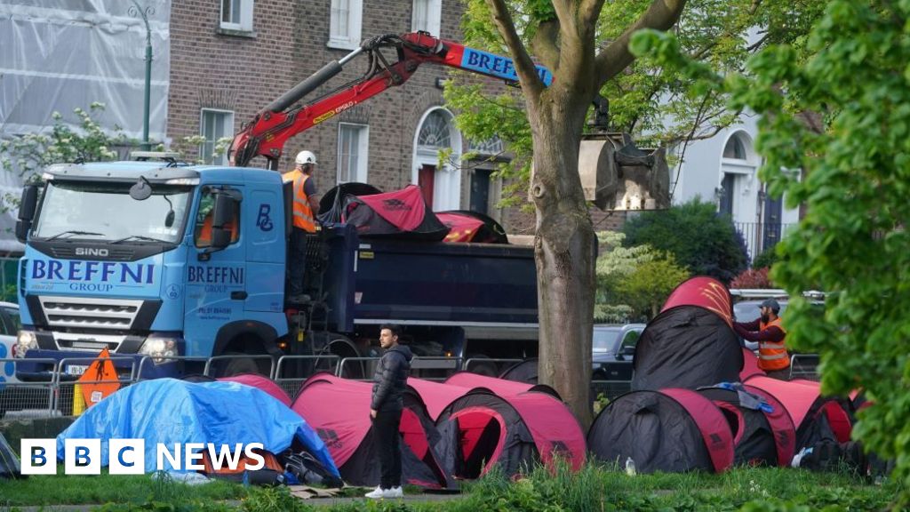Dublin asylum seekers moved from Grand Canal tents - BBC News
