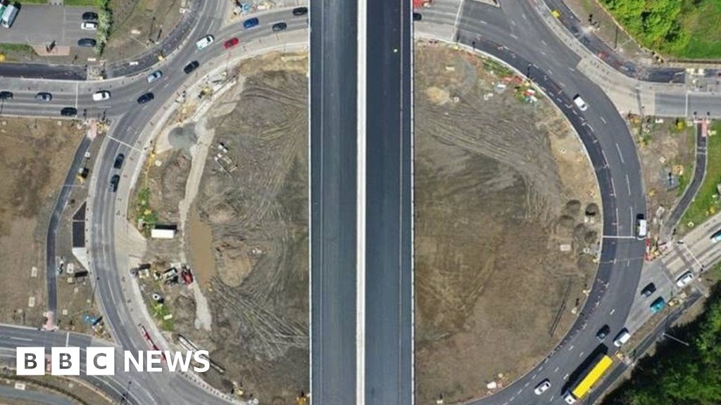 Testo's roundabout closes for weekend to install A19 flyover - BBC News