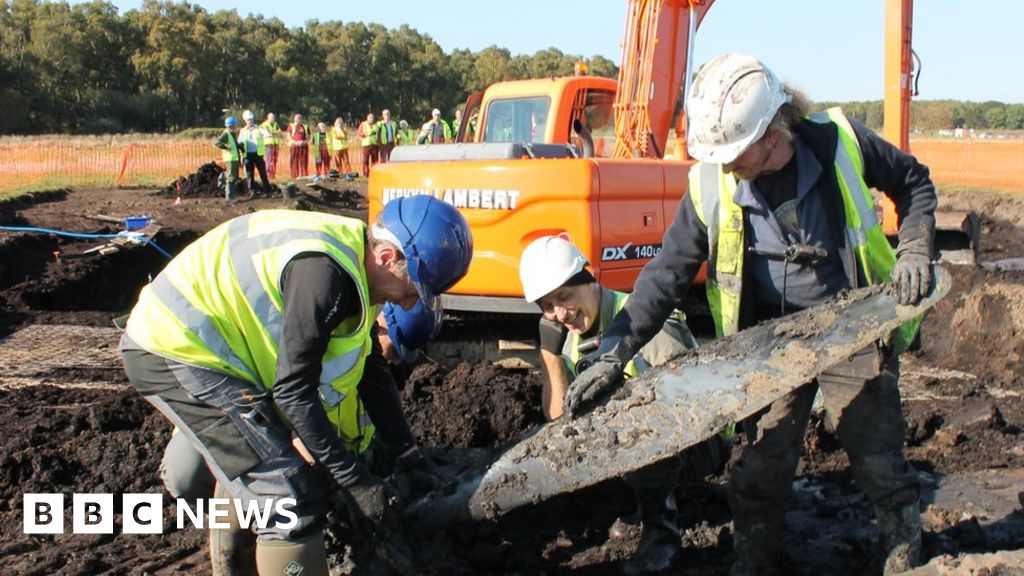 Holme Fen Spitfire dig 'exemplar' for future aviation digs - BBC News