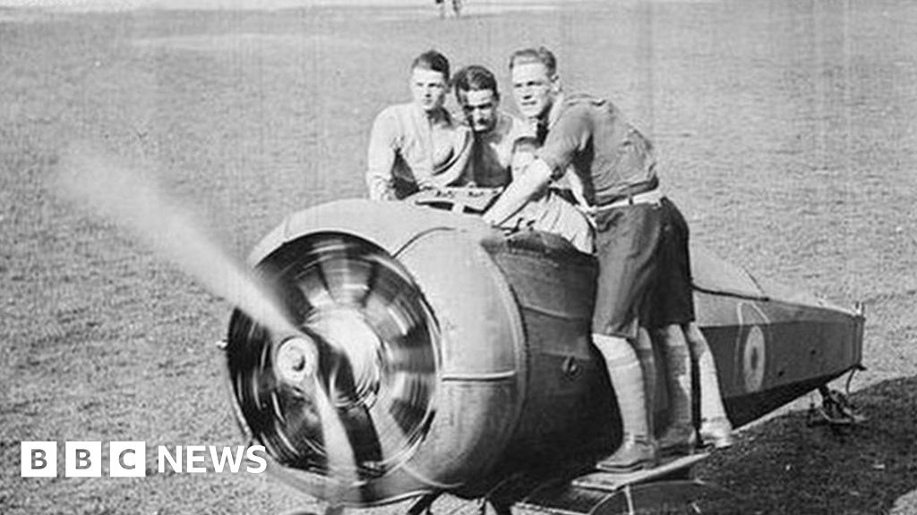 Reading University plans 'Biggles' WW1 hall demolition - BBC News