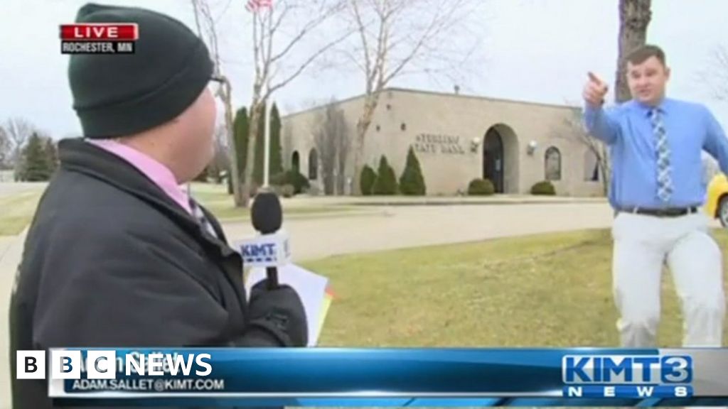 US bank robbery suspect returns during live TV report - BBC News