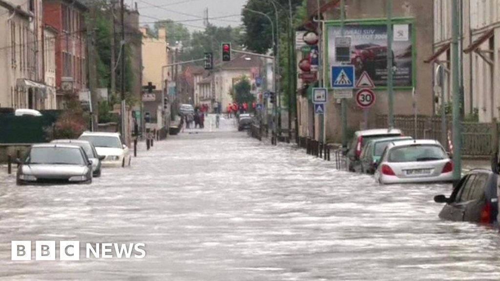 France floods: 'Ground floor is completely submerged' - BBC News
